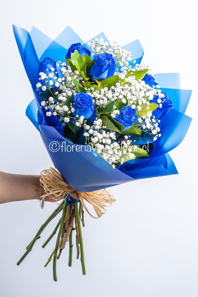 Hermoso Ramo con 7 Rosas Azules Ecuatorianas